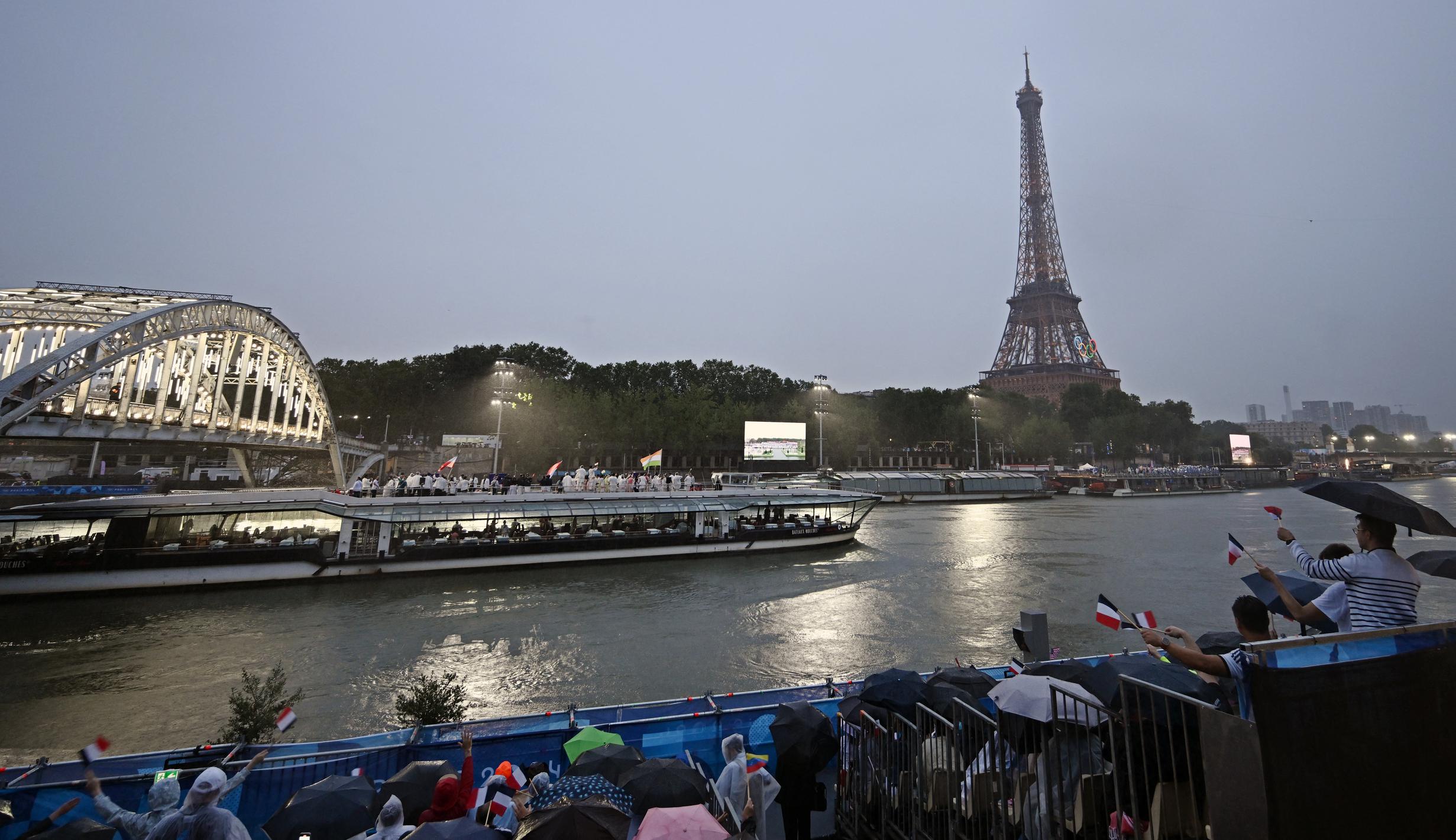 Defile Kontingen Indonesia di Atas Kapal saat Pembukaan Olimpiade Paris ...