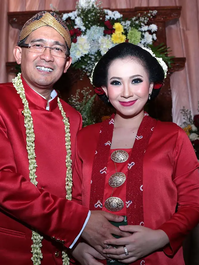 Hamil 7 Bulan, Poppy Putri Gelar Ritual Adat Jawa Mitoni - Entertainment Fimela.com