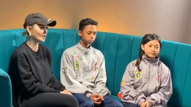 7 Momen Bahagia Agnez Mo Bertemu Devina dan Kesya Murid SMPN 1 Ciawi ...