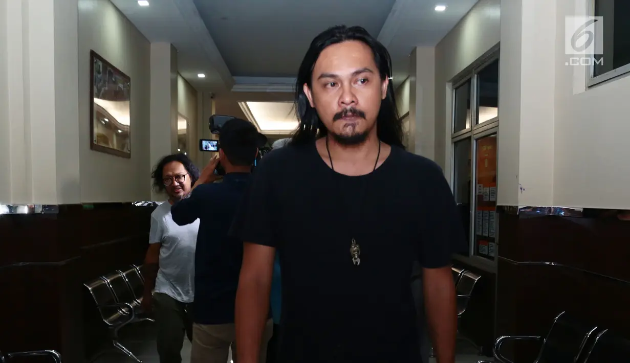 PHOTO: Presenter Arie Dagienkz Bersama Stevie Morley Jenguk Tora Sudiro ...