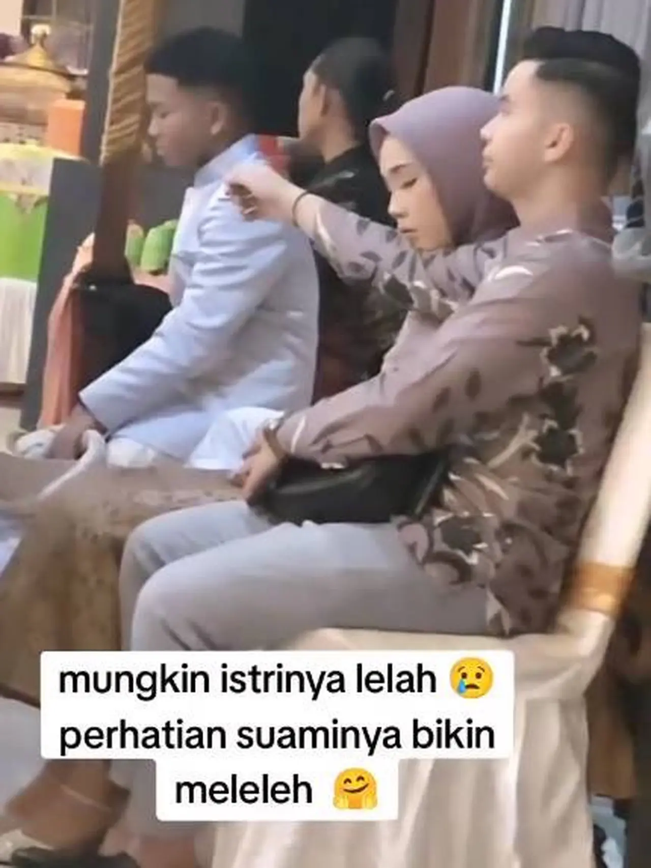 Viral Momen Manis Cowok saat Pasangan Ngantuk di Kondangan Ini Tuai ...