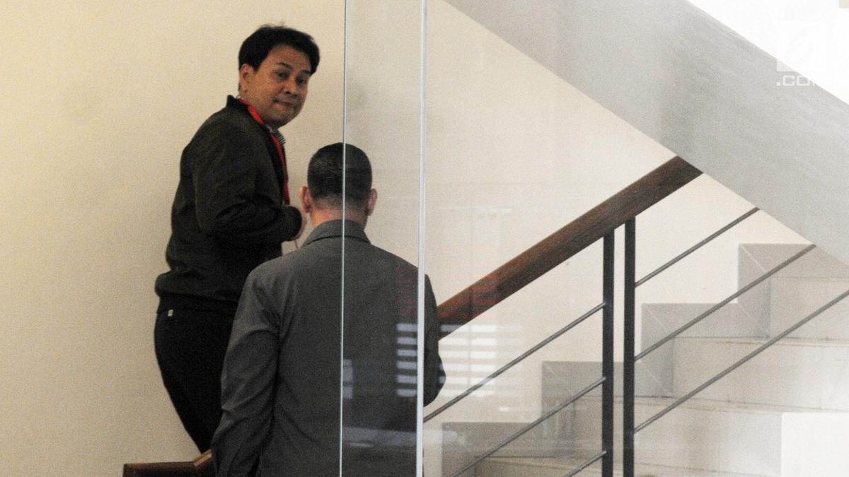 FOTO: KPK Periksa Anggota DPR Aziz Syamsuddin - Foto Liputan6.com