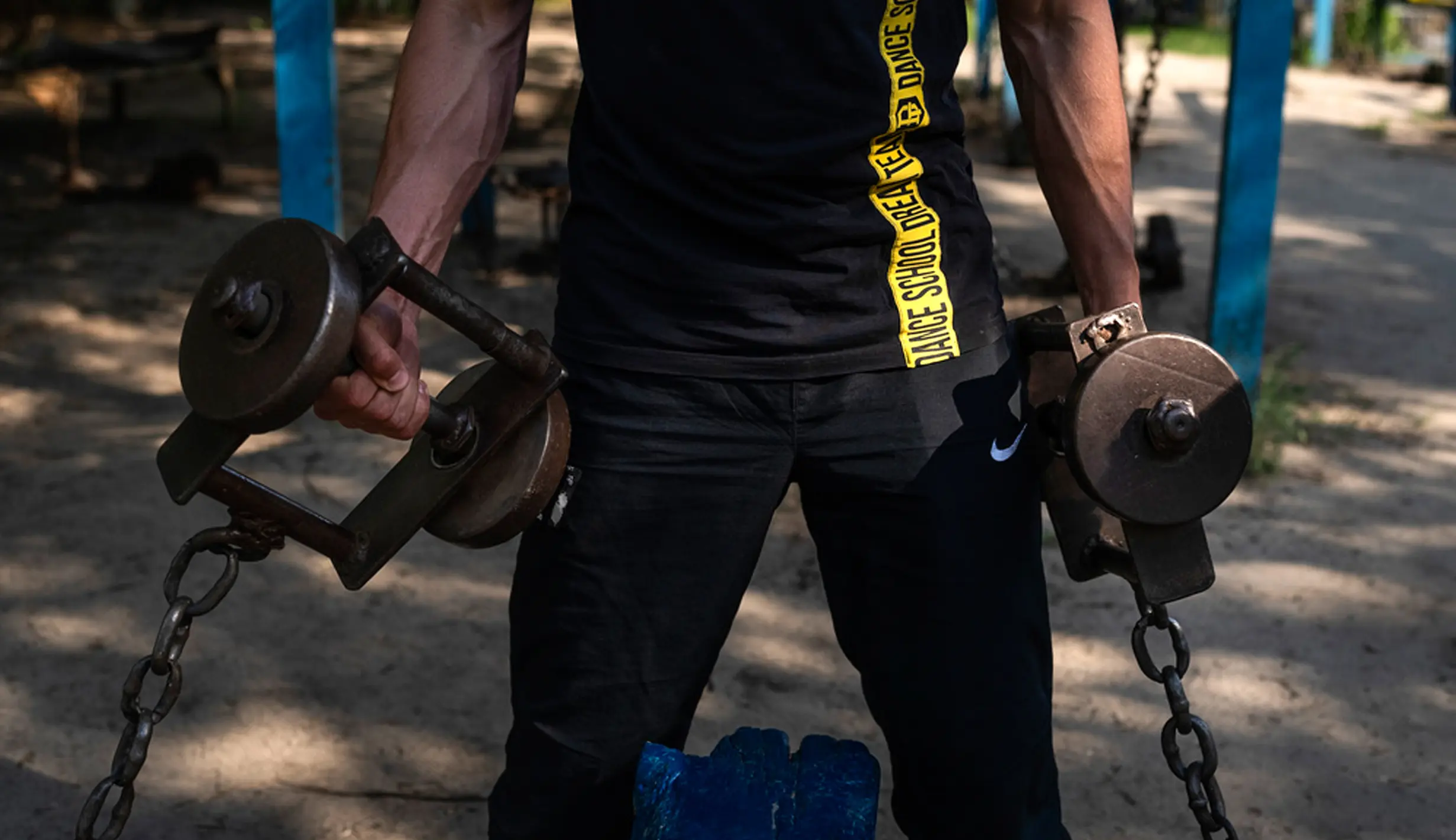 Populer di Ukraina, Ini Gym Luar Ruangan yang Manfaatkan Besi Bekas ...