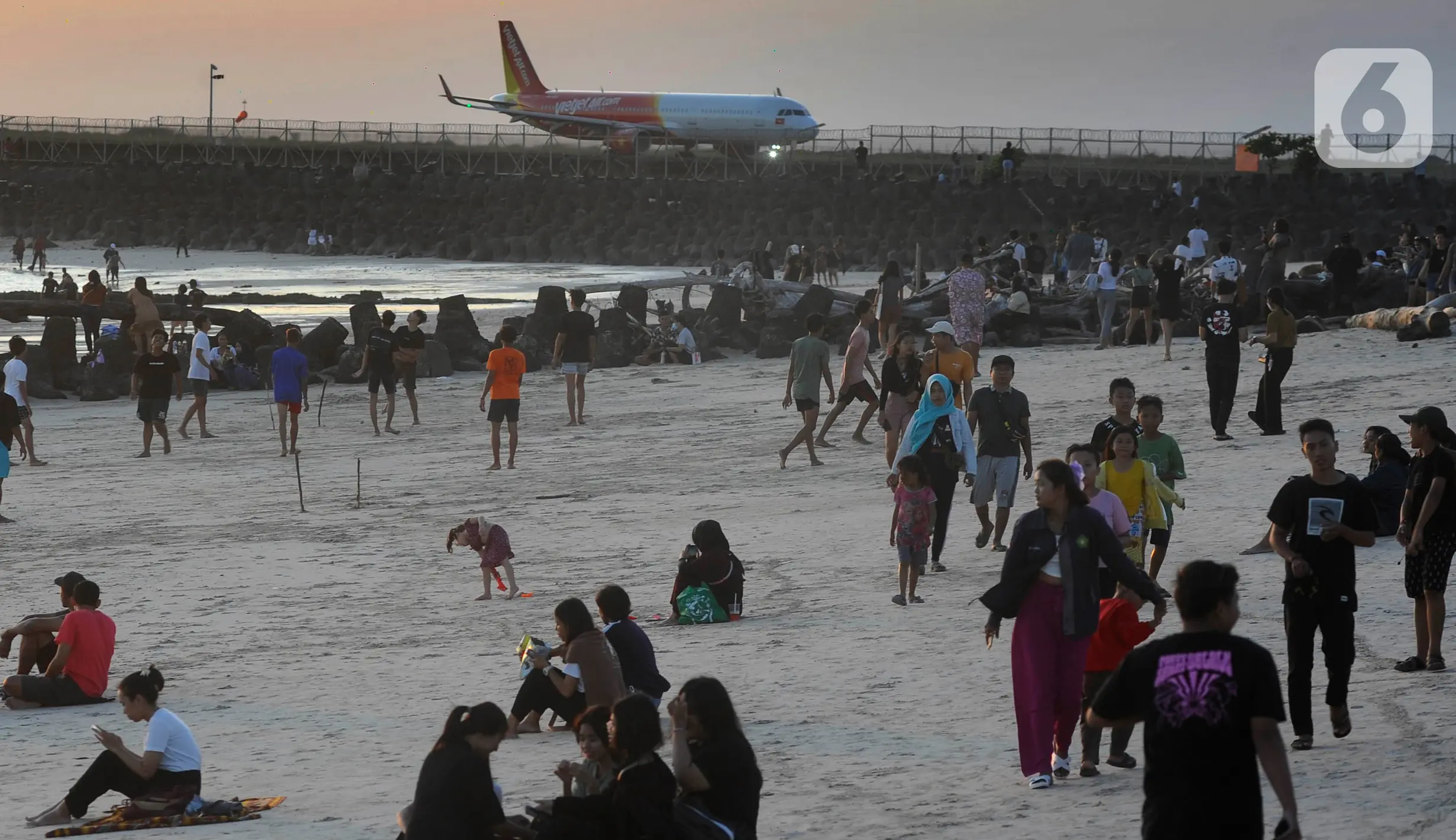 Wisatawan Lokal Non Muslim Mengisi Liburan Lebaran di Bali - Foto ...