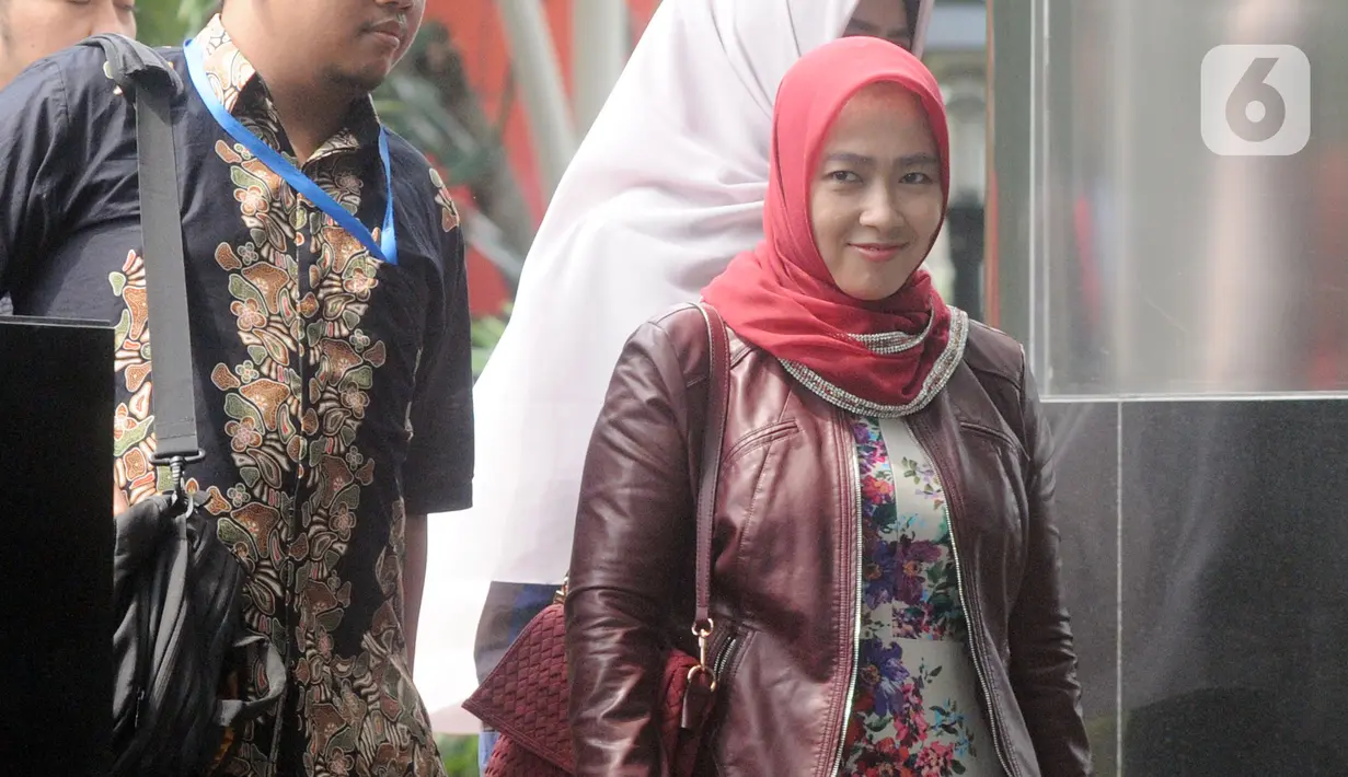 FOTO: Kasus Suap Hibah KONI, KPK Kembali Periksa Istri Imam Nahrawi - Foto Liputan6.com