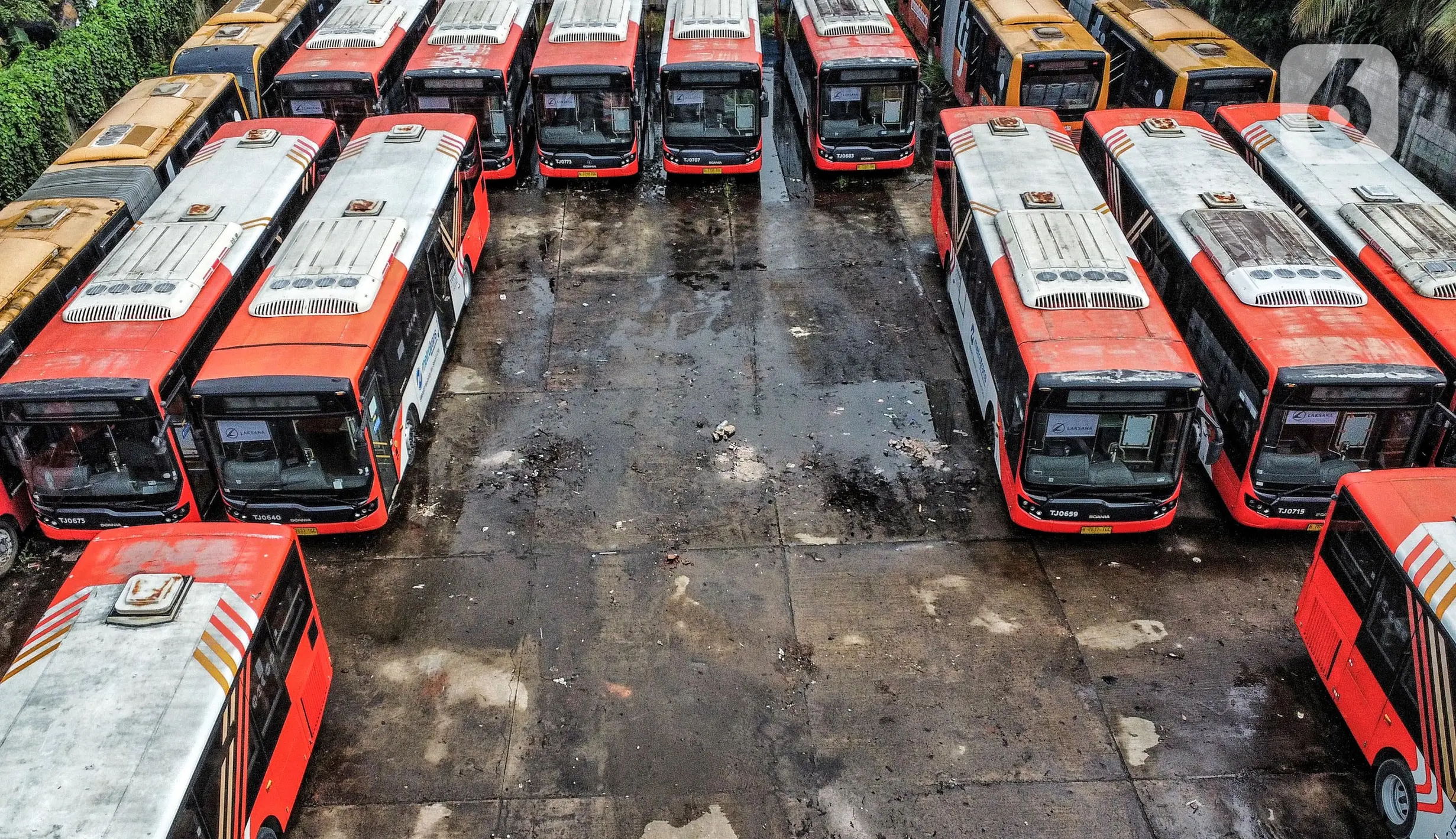 Puluhan Bus Transjakarta Terbengkalai di Terminal Pinang Ranti - Foto ...