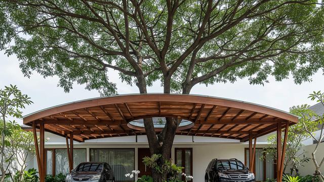 7 Model Carport Kayu Alami yang Menyatu dengan Taman Rumah, Bikin ...