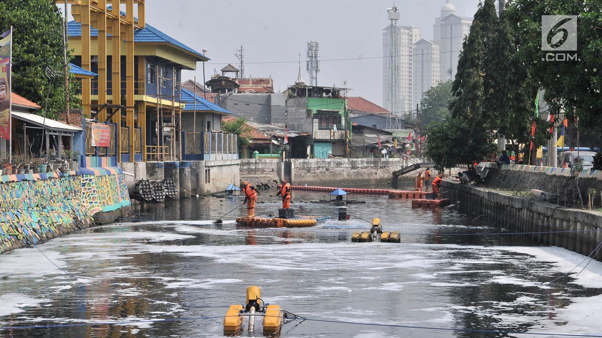 FOTO: Upaya Pemprov DKI Jakarta Hilangkan Bau di Kali Item