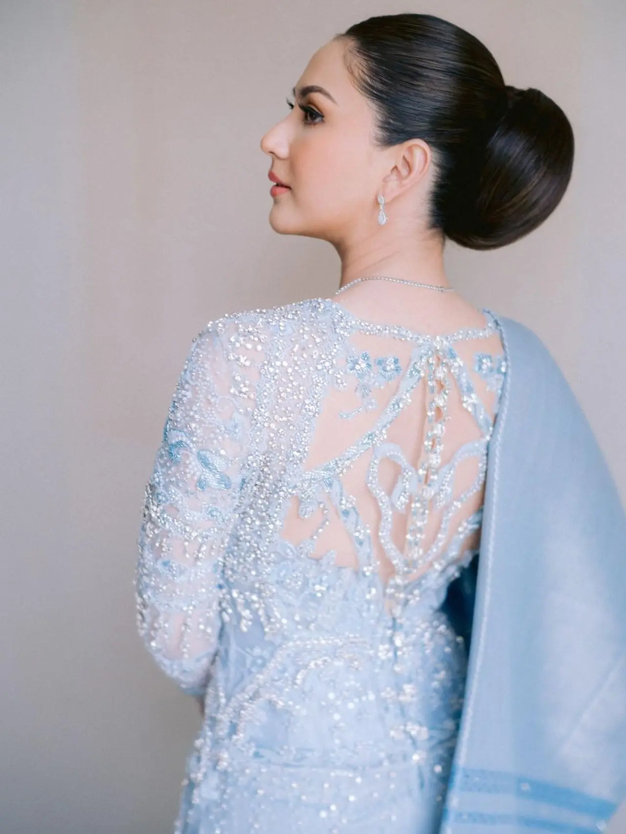 Adu Gaya Jessica Mila dan Chen Giovani Saat Pertunangan Adat Batak ...