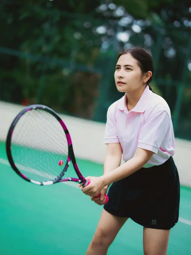 6 Potret Prilly Latuconsina Diajari Tenis Reza Rahadian, Luna Maya ...