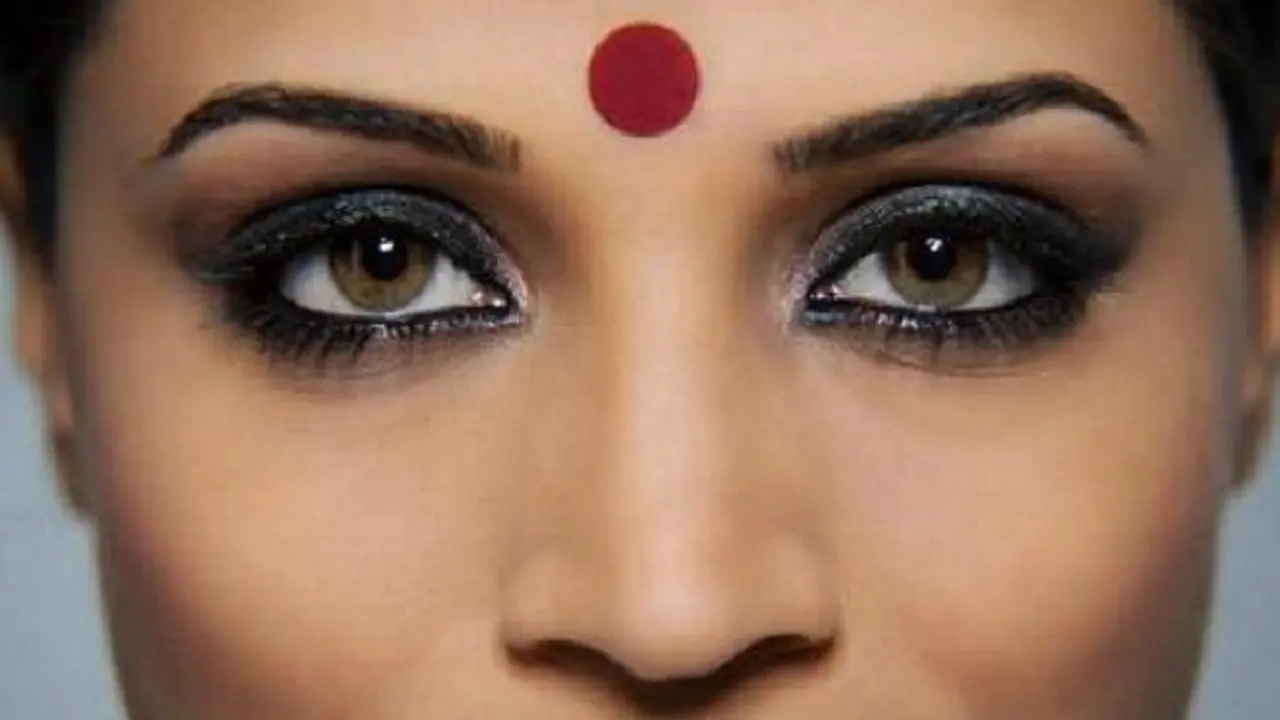 Ini Arti Tanda Merah di Dahi Perempuan India - Fashion & Beauty ...