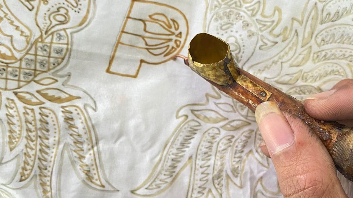 Nuansa Koi dan Jimbe di Festival Batik Blitar Keren 2022 - Surabaya ...