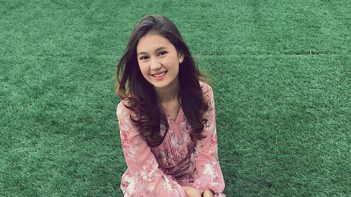 FOTO: Gaya Menawan Zoe Abbas Jackson Dalam Busana Feminin - Foto ...