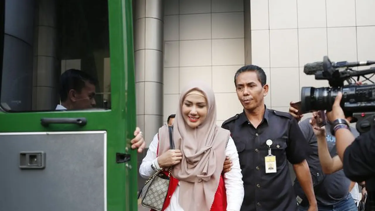 6 Potret Rey Utami Berhijab di Dalam Tahanan, Penampilan Lebih ...