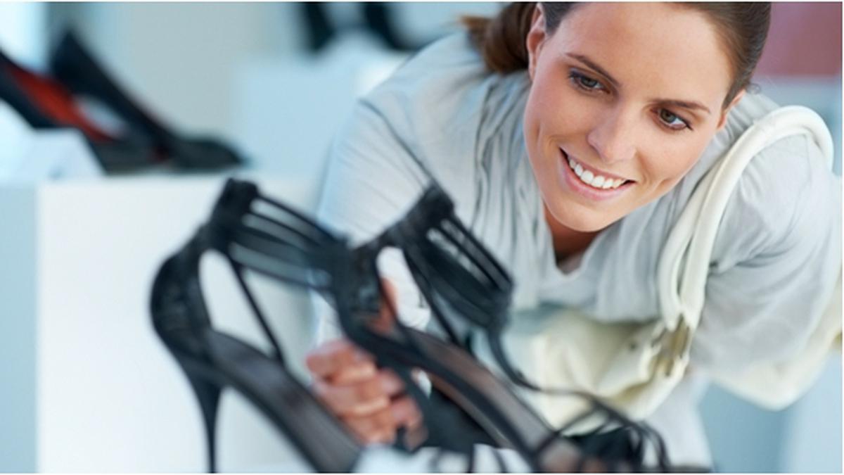 Beli Sepatu Sebaiknya Sore Hari, Baca Alasannya - Beauty Fimela.com