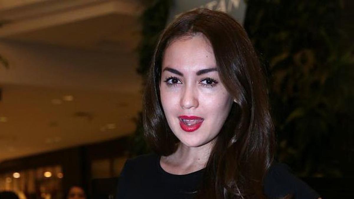 Rianti Cartwright, Selain Akting kini Berbisnis Cake Bersama Suami ...