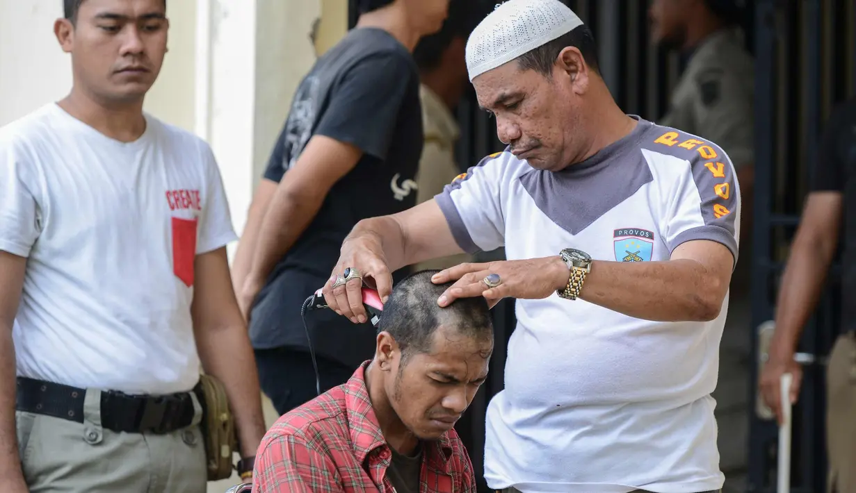 FOTO: Wajah Lemas Anak Punk Saat Dicukur Rambutnya oleh Polisi Aceh ...