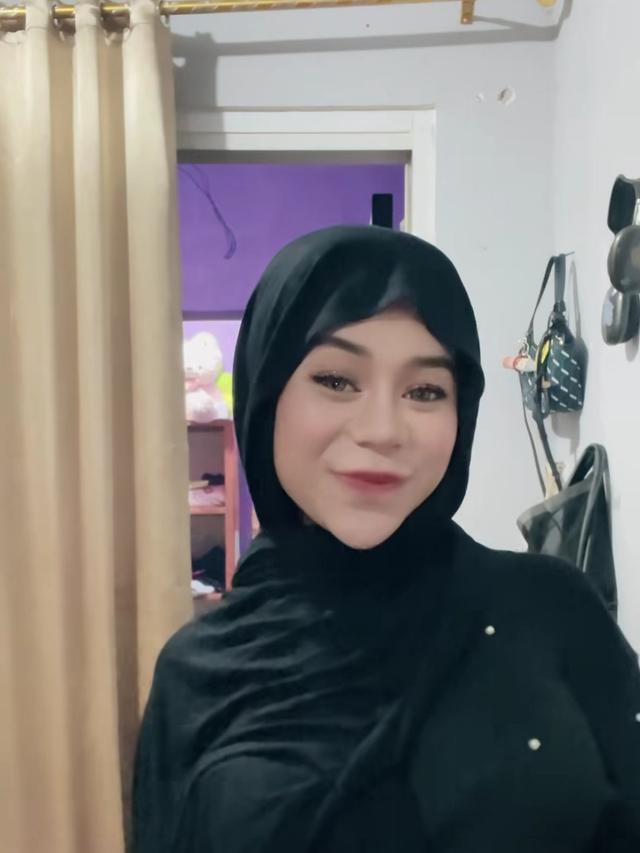 7 Potret Cimoy Nuraini Saat Pakai Hijab Pashmina, Tampil Simpel dan Elegan