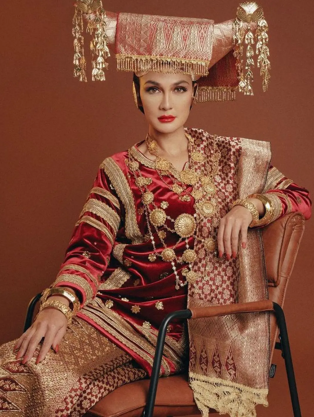 8 Potret Gaya Agustusan Artis Kenakan Baju Adat, Luna Maya hingga Marion Jola - Photo Fimela.com