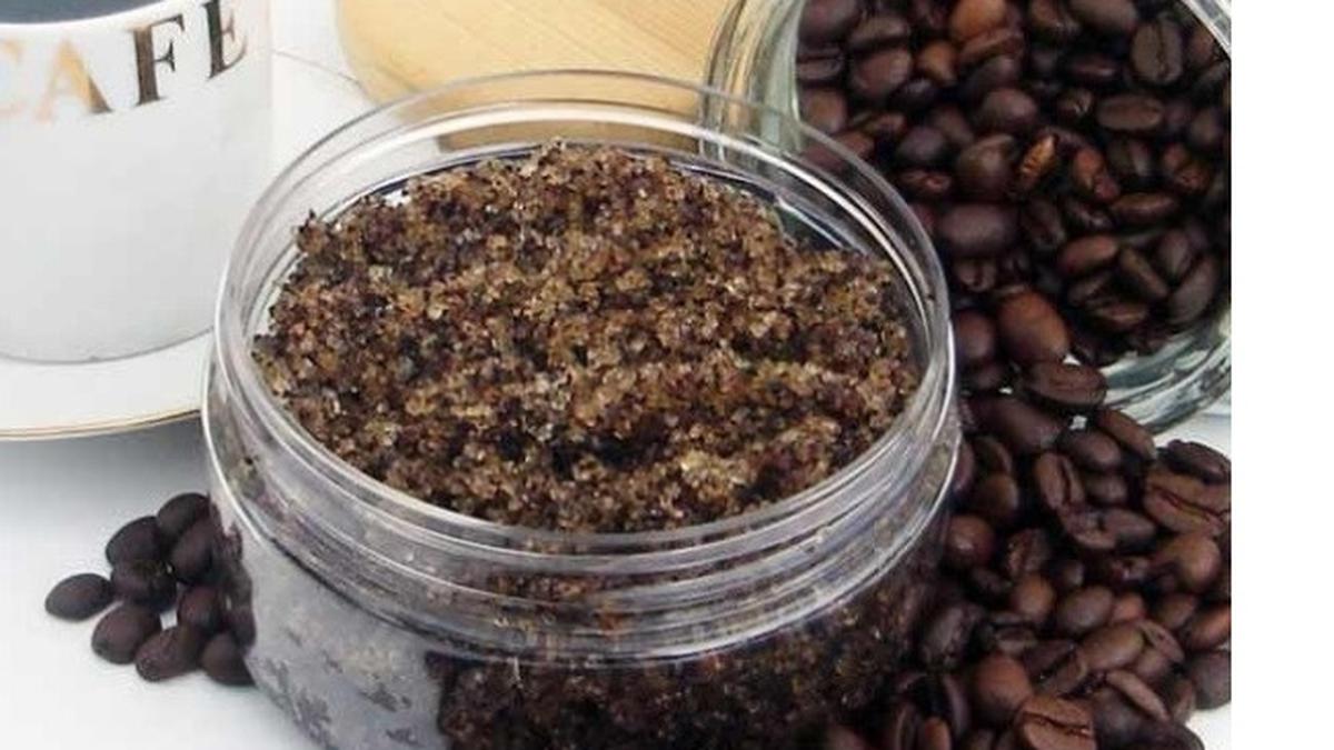 Cara Mudah Membuat Scrub Bibir dari Bubuk Kopi - Fashion & Beauty ...
