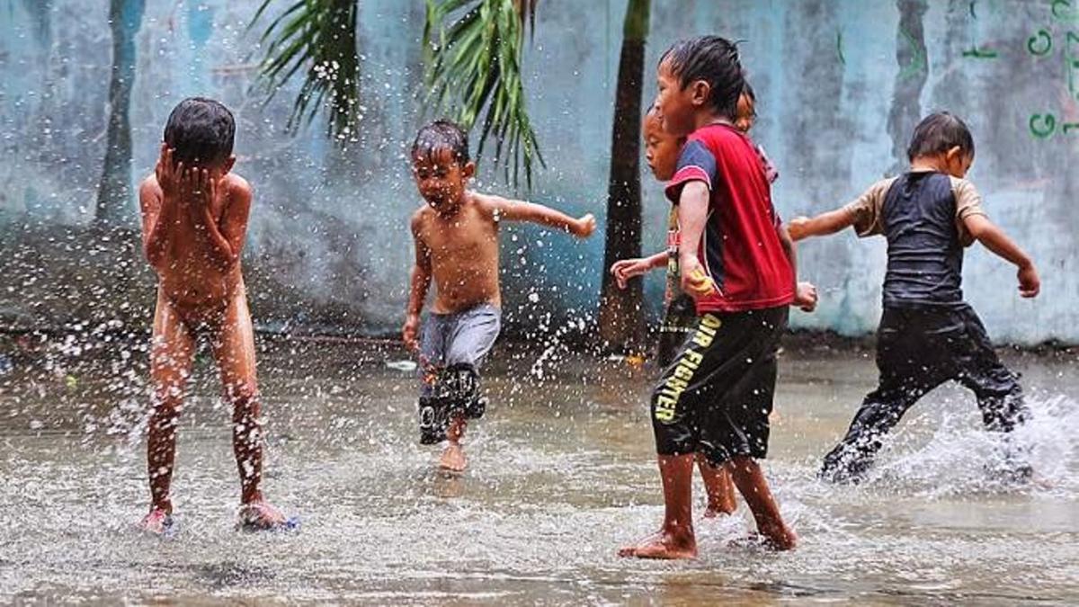 Anak Mau Mandi Hujan, Ortu Harus Perhatikan 5 Rambu Ini Dulu - Health ...