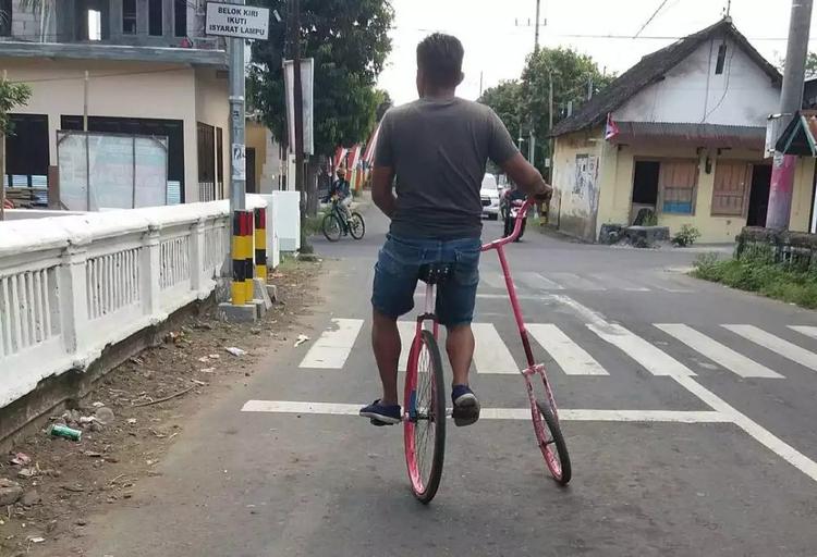 10 Potret Aksi Nyeleneh yang Dilakukan Pesepeda di Jalan Raya, Aksinya ...