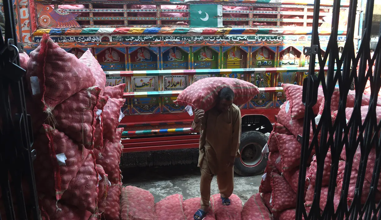 FOTO: Potret Buruh Gendong Pasar di Pakistan - Foto Liputan6.com