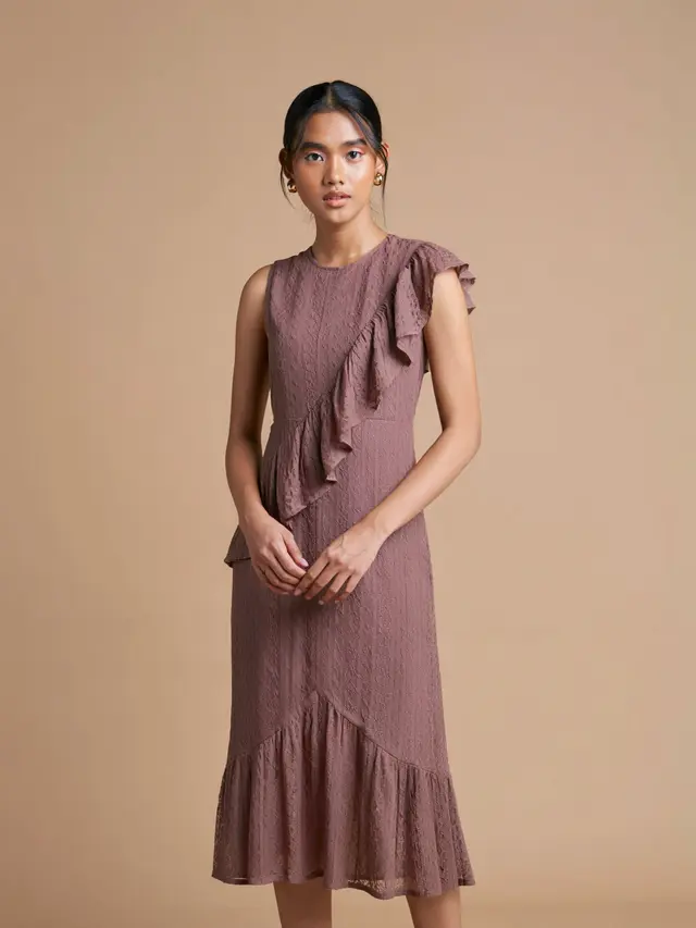 10 Rekomendasi Midi Dress Brokat Simpel dan Elegan 2025, Tampil Memukau ...