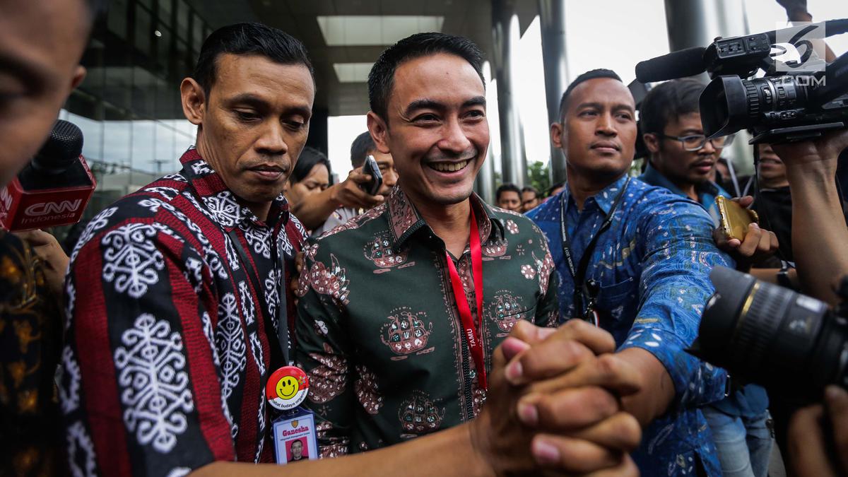 FOTO: Keluar dari Gedung KPK, Gubernur Zumi Zola Hanya Senyum - Foto Liputan6.com