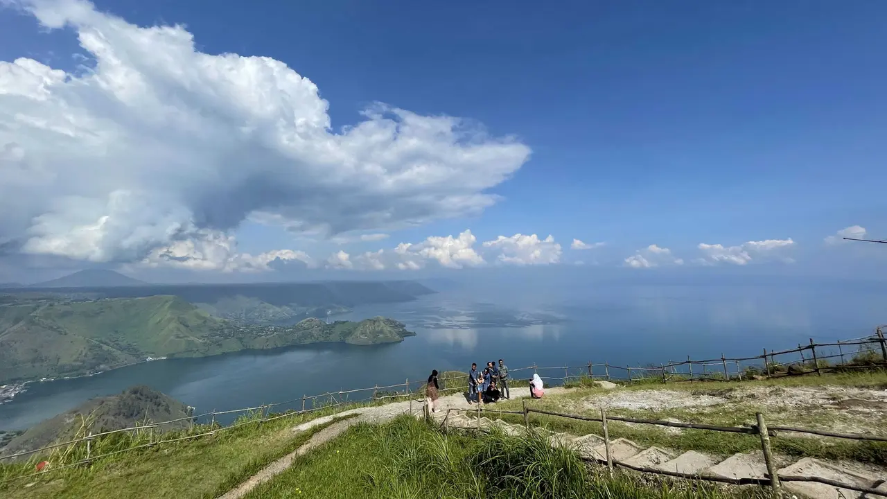 Manjakan Mata dengan Memandang Keindahan Danau Toba dari Taman Simalem ...
