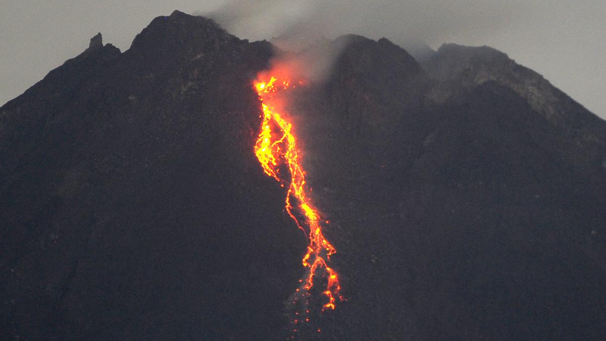 HEADLINE: Gunung Merapi, Semeru, Sinabung Erupsi Bersamaan, Fenomena ...
