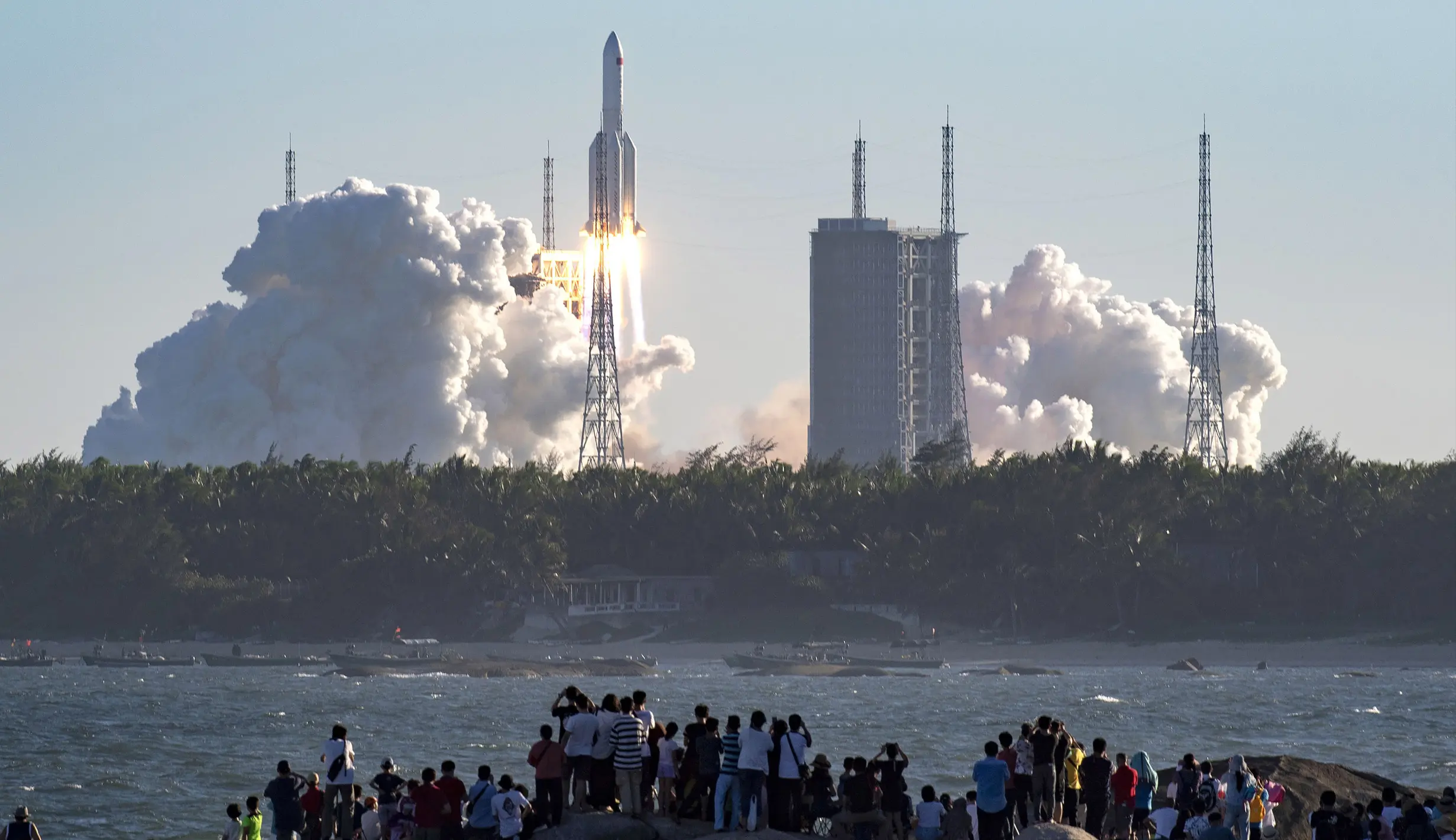 FOTO: China Luncurkan Roket Luar Angkasa Long March 5B - Foto Liputan6.com