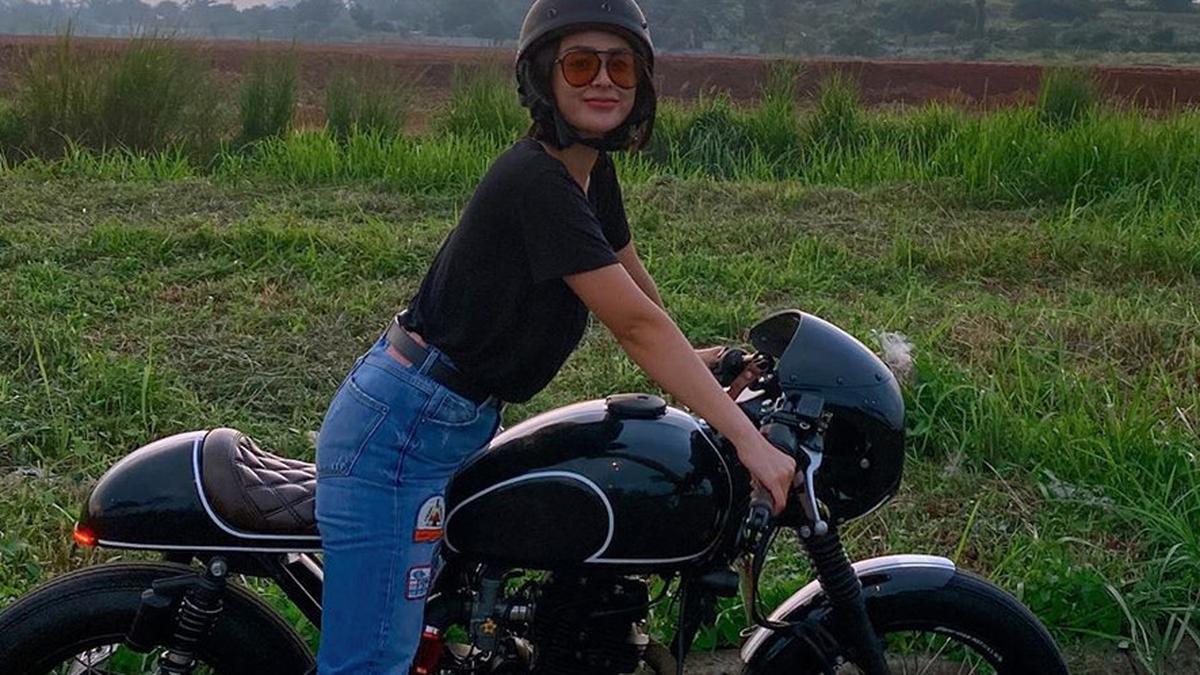 7 Pose Cantik Pendangdut Selvi Kitty di Atas Moge - Berita Otosia.com