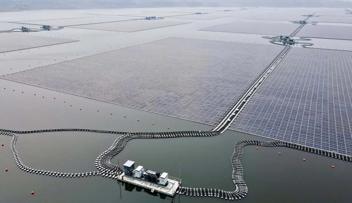 Terbesar di Asia Tenggara, Ini Potret Udara PLTS Terapung Cirata - Foto ...