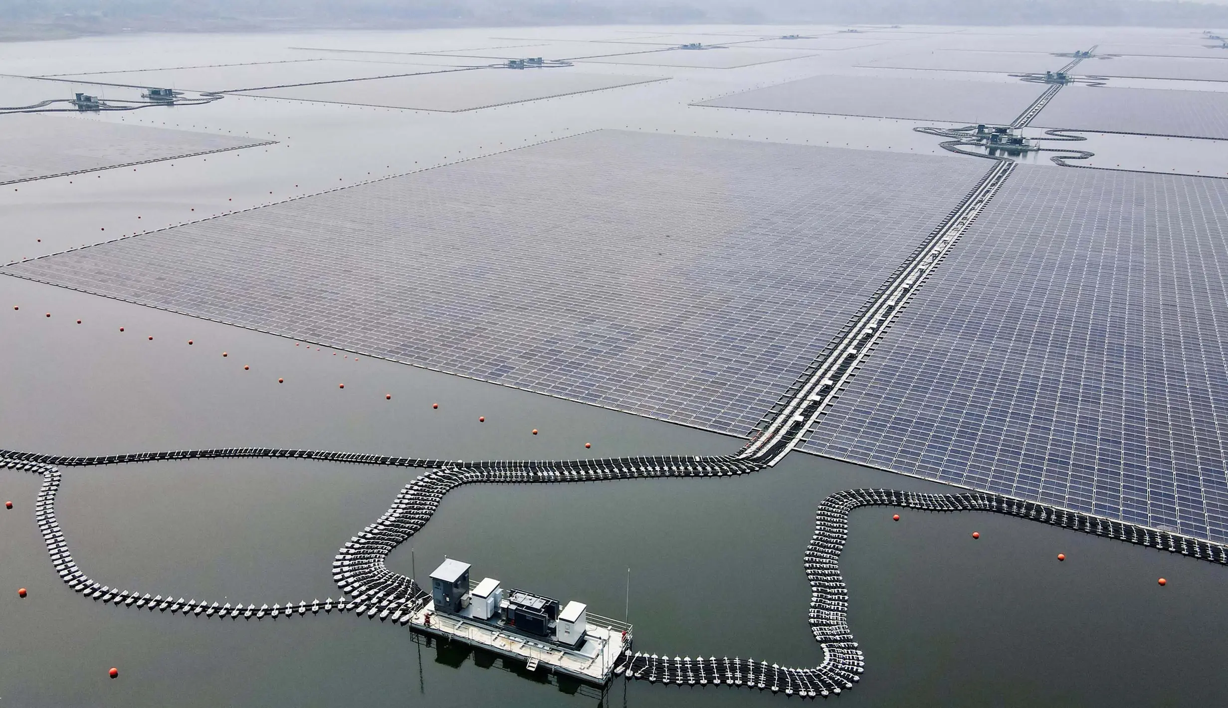 Terbesar di Asia Tenggara, Ini Potret Udara PLTS Terapung Cirata - Foto ...