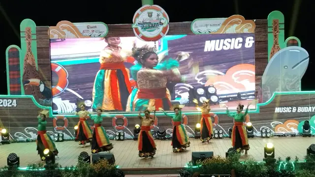 Penampilan Tarian Ronggeng Paser Meriahkan Festival Mahakam 2024 - News ...