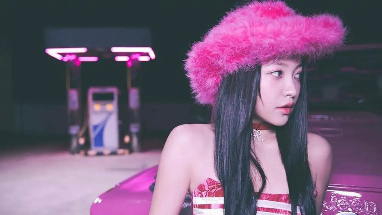 Beda Gaya 8 Idol KPop Pakai Topi Bulu yang Kembali Tren, Jennie BLACKPINK-Yeji ITZY - Fashion ...