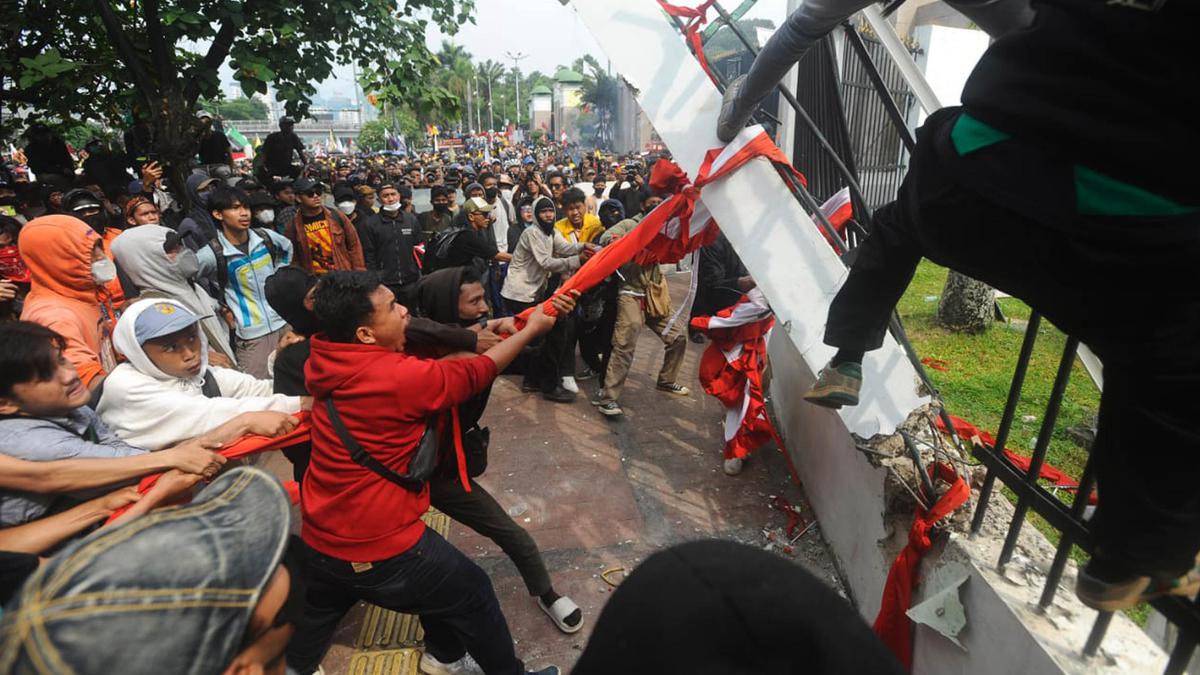 Unjuk Rasa Tolak Revisi UU Pilkada, Massa Jebol Pagar DPR - Foto Liputan6.com