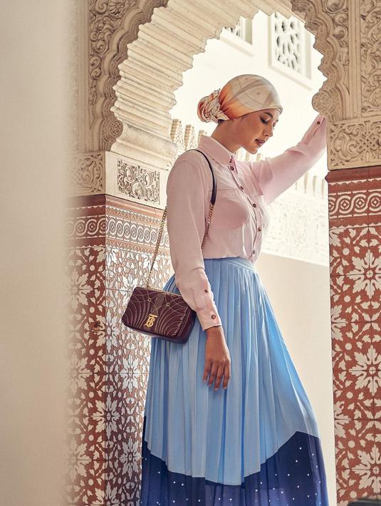 Pose Nyender Paula Verhoeven yang Menawan, Tampil Tinggi Semampai ...