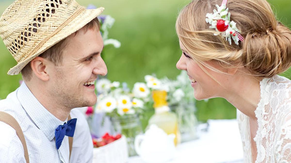 4 Cara Membuat Pria Tertarik Dengan Anda