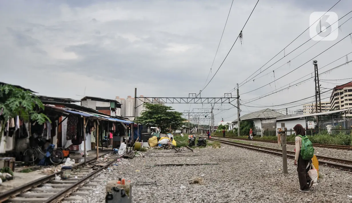 Potret Permukiman di Bantaran Rel Kereta - Foto Liputan6.com