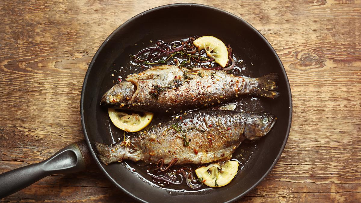 Tips Menggoreng Ikan Agar Garing, Tak Lengket dan Tak Meletus ...