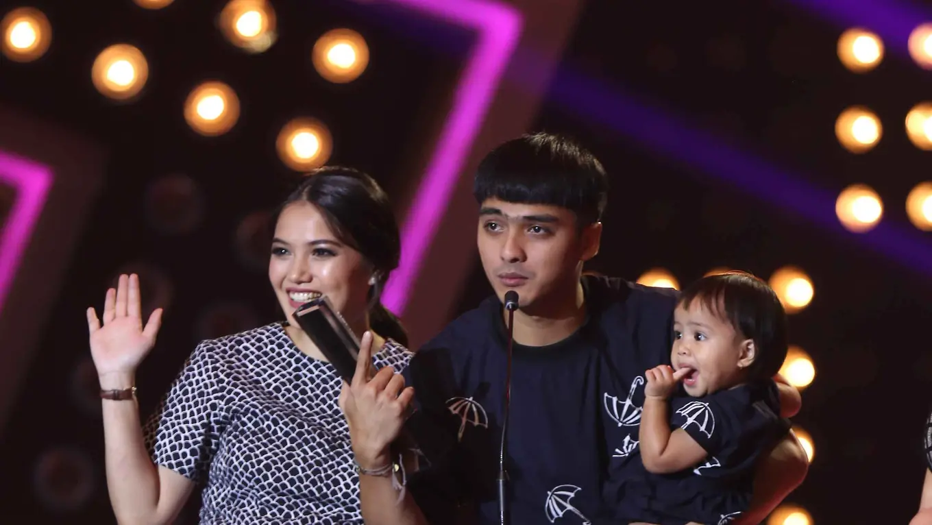 Jadi 'Ayah Terkece', Ricky Harun Tampil Kompak Bareng Keluarga ...