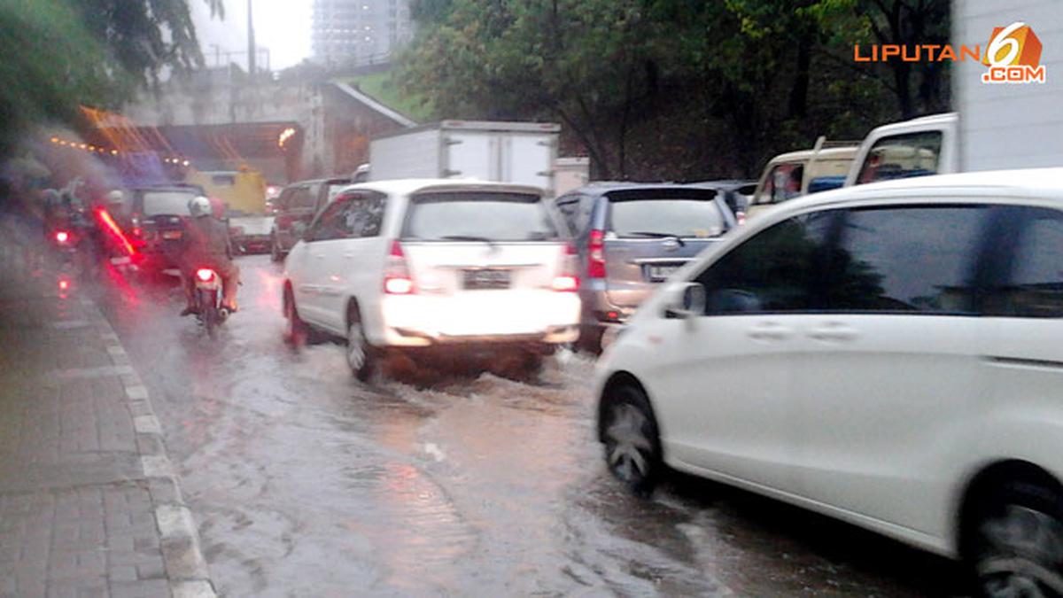 Guyuran Hujan Buat Sejumlah Titik di Jakarta Macet