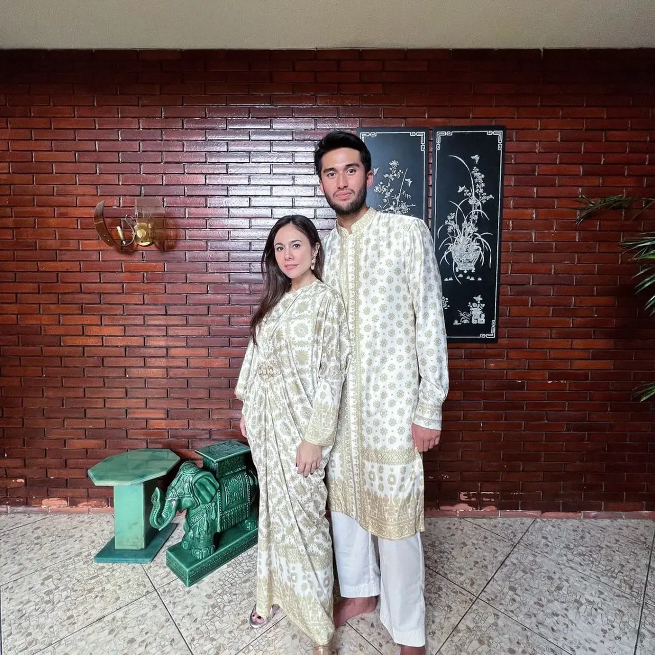 Rayakan Lebaran Bersama Kekasih, Outfit Couple Wulan Guritno Curi ...
