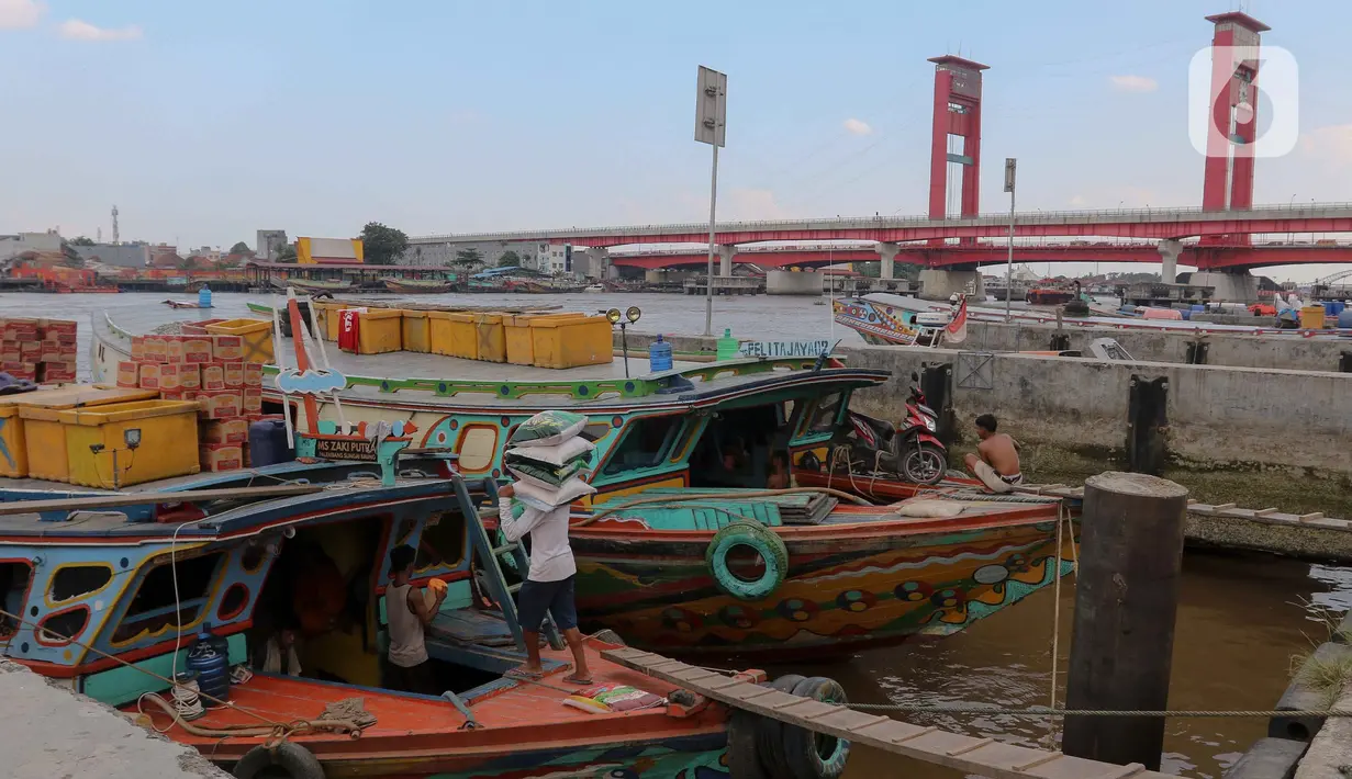 Melihat Hiruk Pikuk Aktivitas Perdagangan di Dermaga 16 Ilir Kota ...