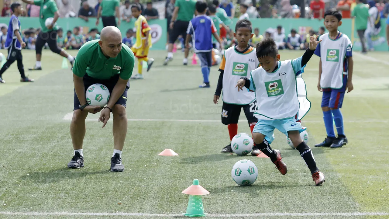 Cara Menendang Bola, Ketahui Teknik Dasar dan Jenis-Jenisnya - Hot ...