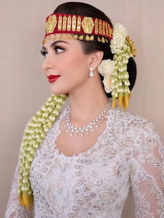 10 Potret Detail Kebaya, Ulos-Sortali Jessica Mila Sempurna di Pernikahan Adat Batak - Photo ...