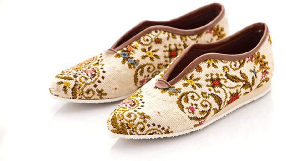 Tangan Kreatif Seorang Desainer Mengubah Barang Bekas Menjadi Sepatu ...