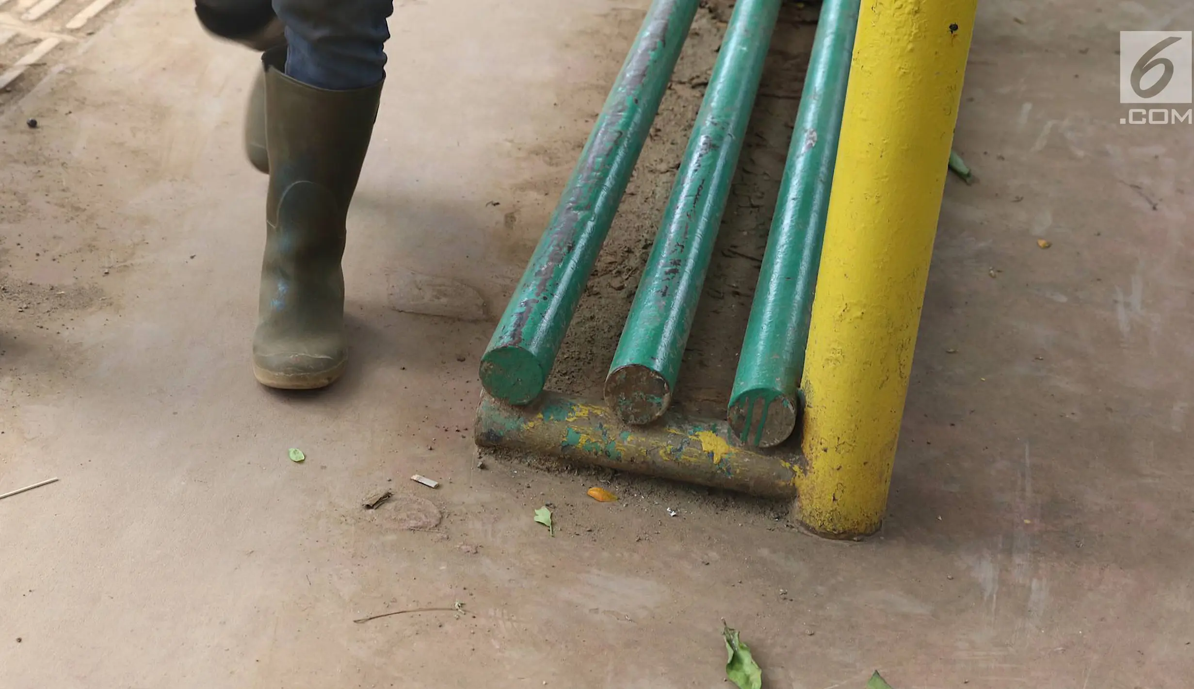 FOTO: Terimbas Peninggian Trotoar, Bangku Halte Ini jadi Pendek - Foto ...